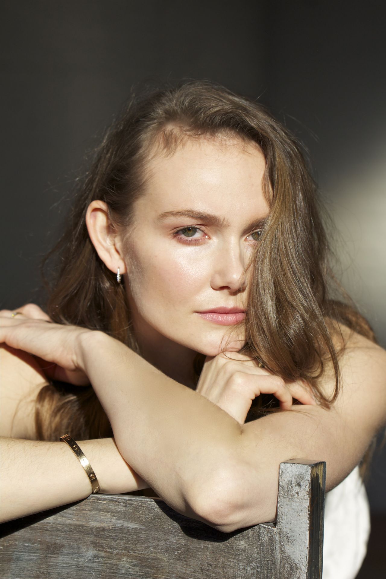 Andi Matichak dans The Bare Magazine - 10 mars 2021
