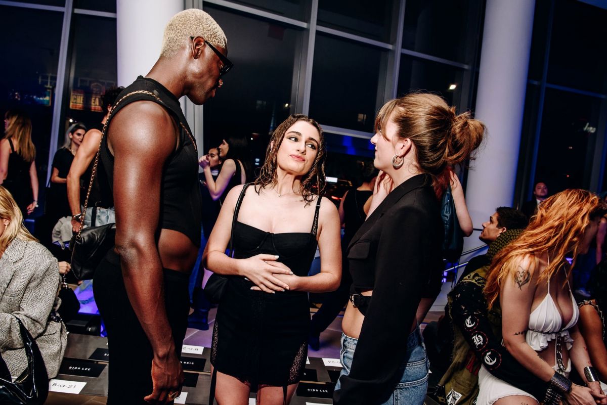 Rachel Sennott décolleté au défilé Dion Lee à New York - 6 octobre 2023