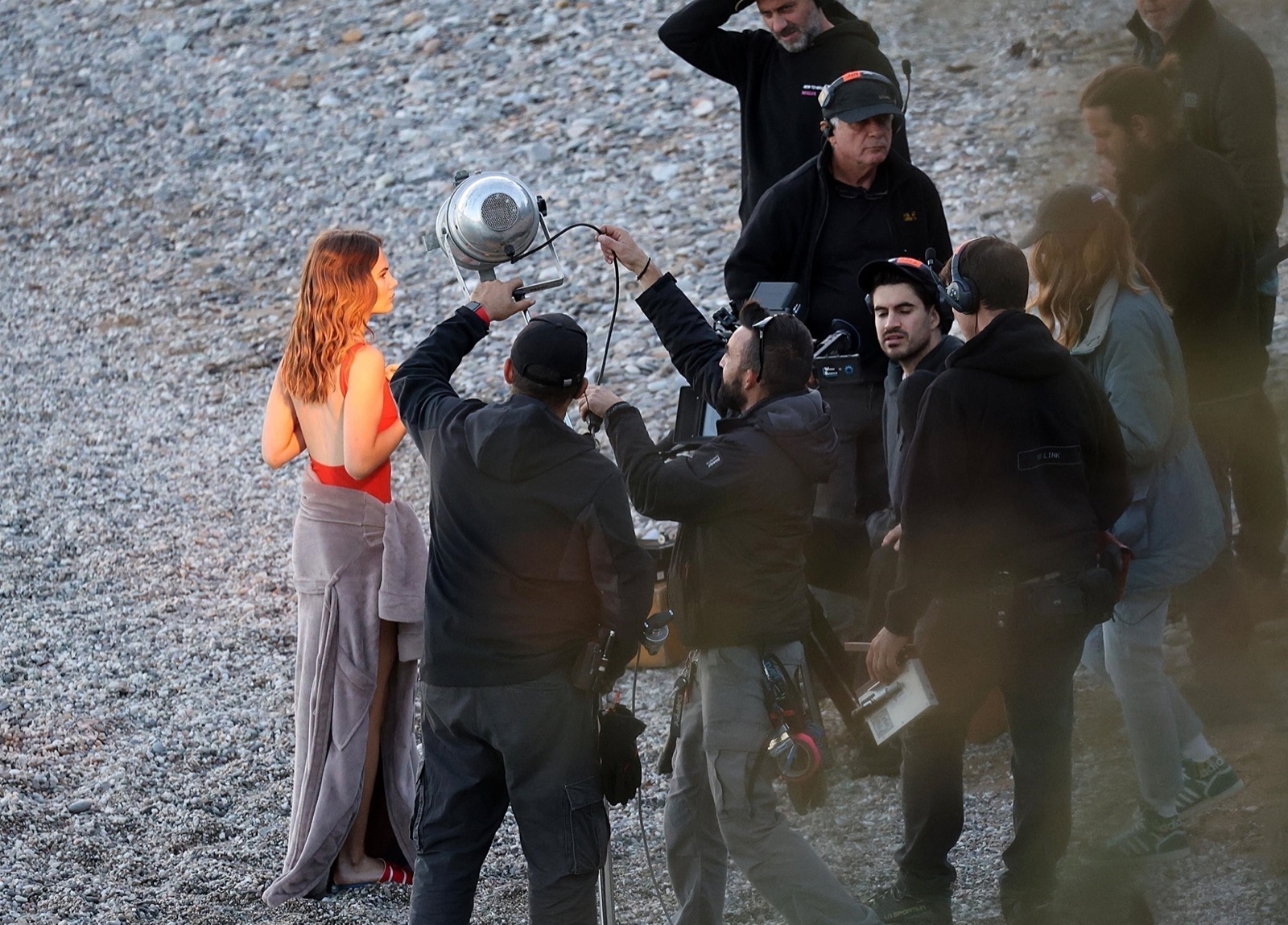 Freya Allan & Elsie Hewitt en shooting en Grèce - 7 décembre 2023