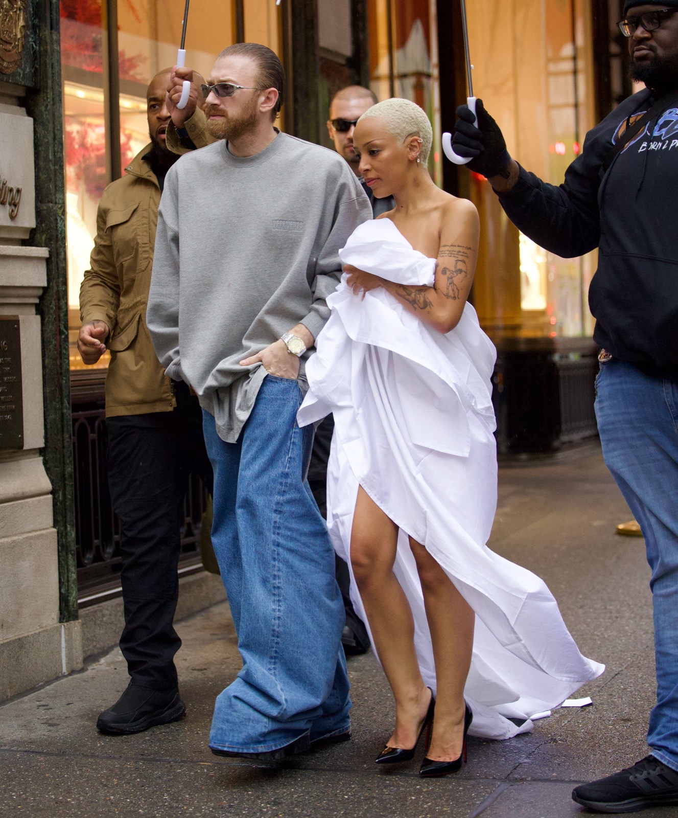 Doja Cat se balade en string à la boutique Cartier à New York - 17 mai 2024