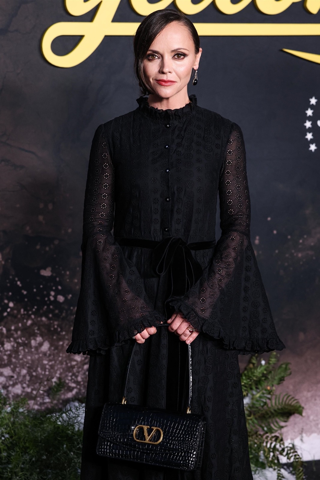 Christina Ricci mystique en noir à Yellowjackets Saison 3 - 18 avril 2025