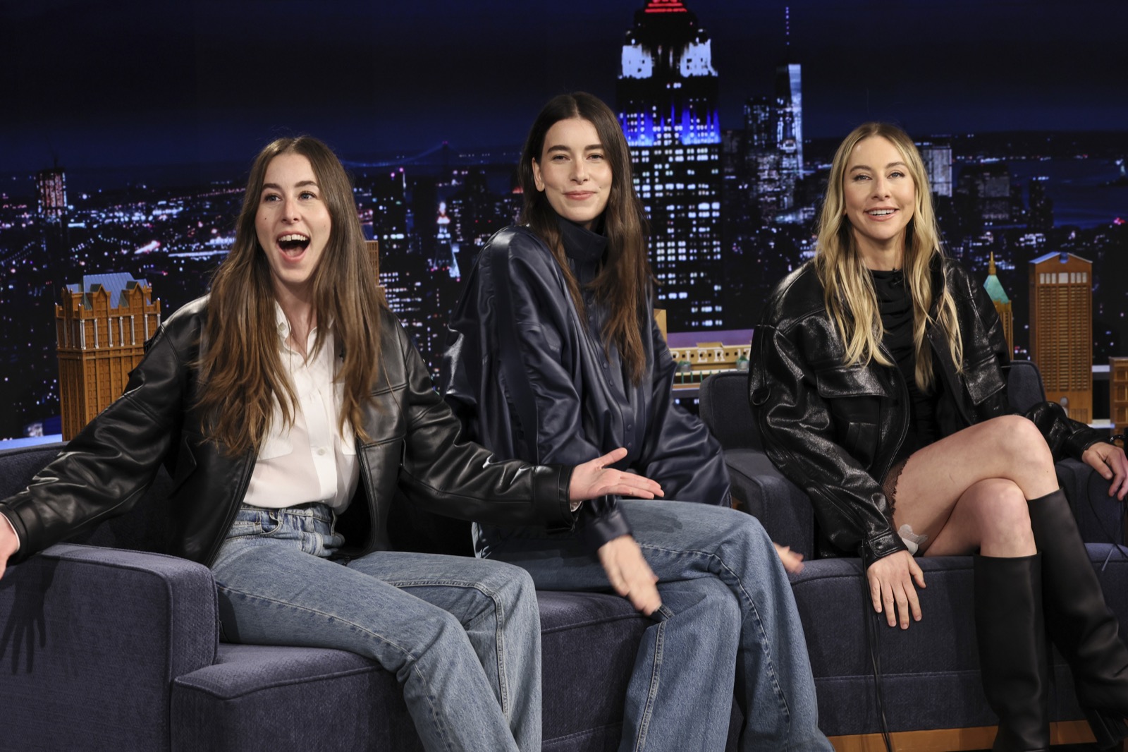 HAIM fait tomber Jimmy Fallon avec son style décontracté à New York - 6 juillet 2025